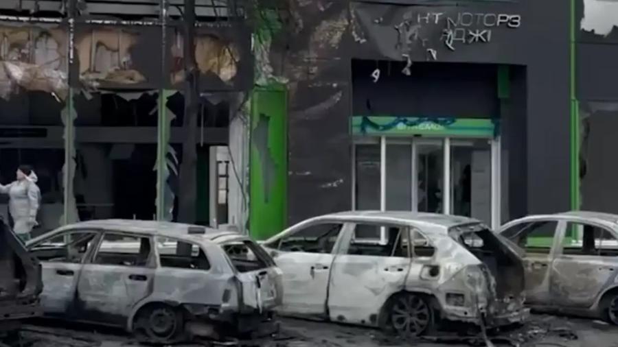 Bombardeio russo na Ucrânia destrói dezenas de carros 0 km