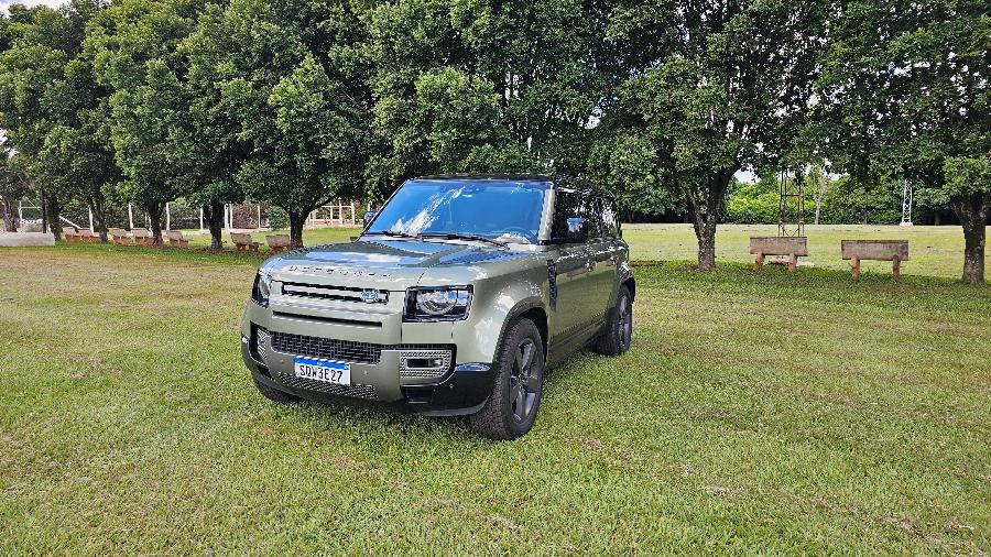 Defender 110: faz sentido um jipão off-road ter versão híbrida na tomada?