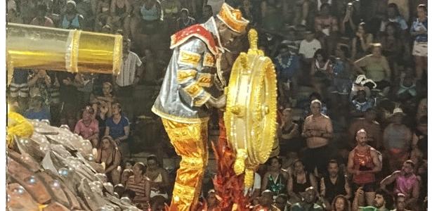 Entregador chicoteado por ex-atleta destaque no desfile da Tuiuti