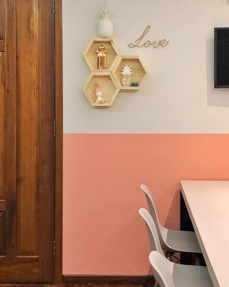 Nicho hexagonal ou colmeia: formas criativas de decorar sua casa