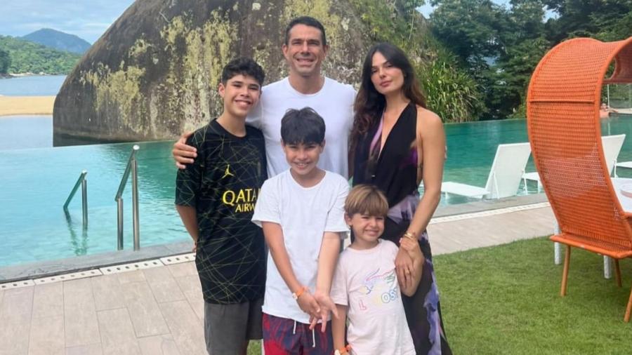 Marcus Buaiz curte hotel luxuoso com Isis, filhos e enteado