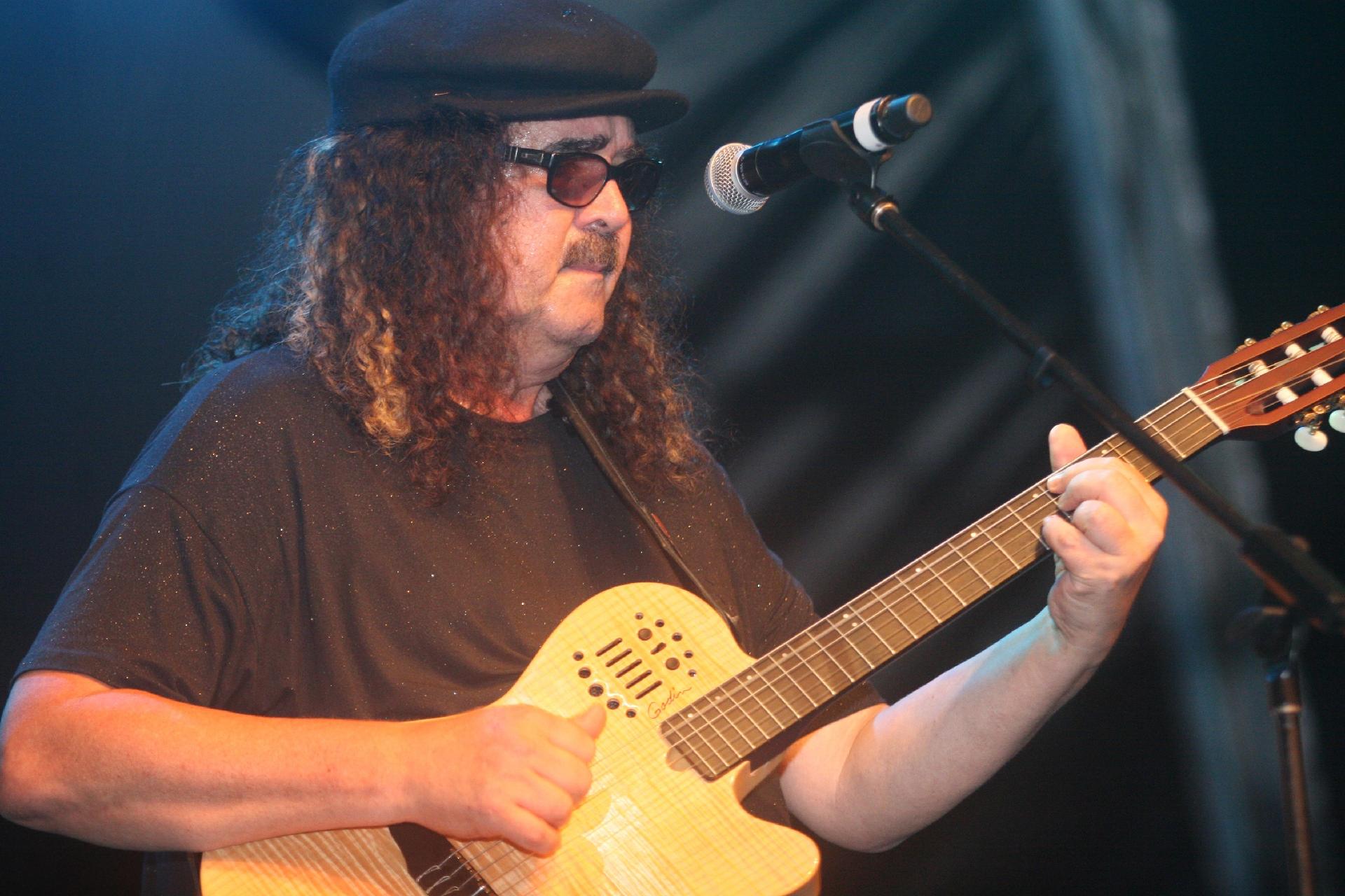 Morre Moraes Moreira, cantor e integrante dos Novos Baianos, aos 72 ...