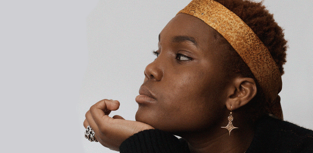 Quem é Arlo Parks, a queridinha do pop inglês que você precisa ouvir