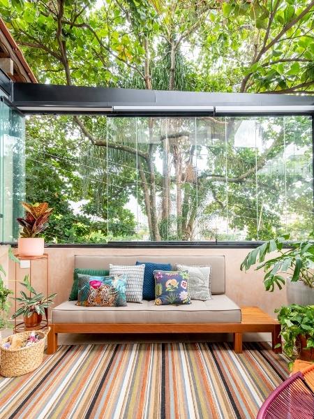 Varanda vira home office com direito a teto que se abre em dias de sol ...