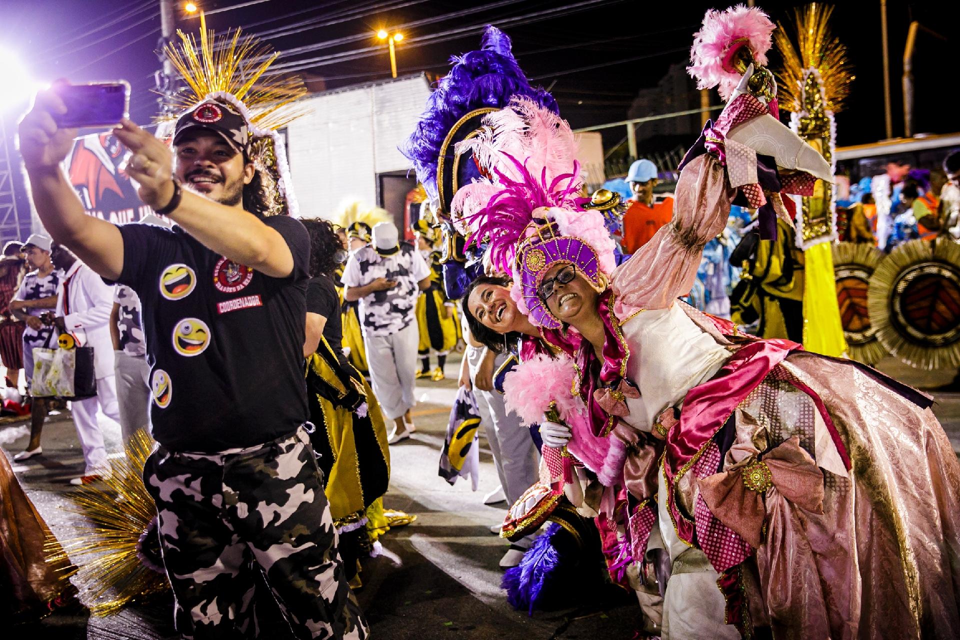 Juju Salimeni fica sem água e à base de frango e ovo para desfile - 22 ...
