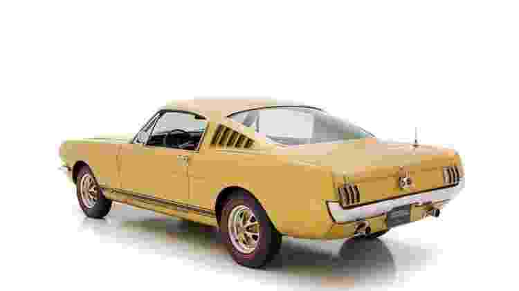 Ford Mustang dourado de '007 contra Goldfinger' vai a leilão