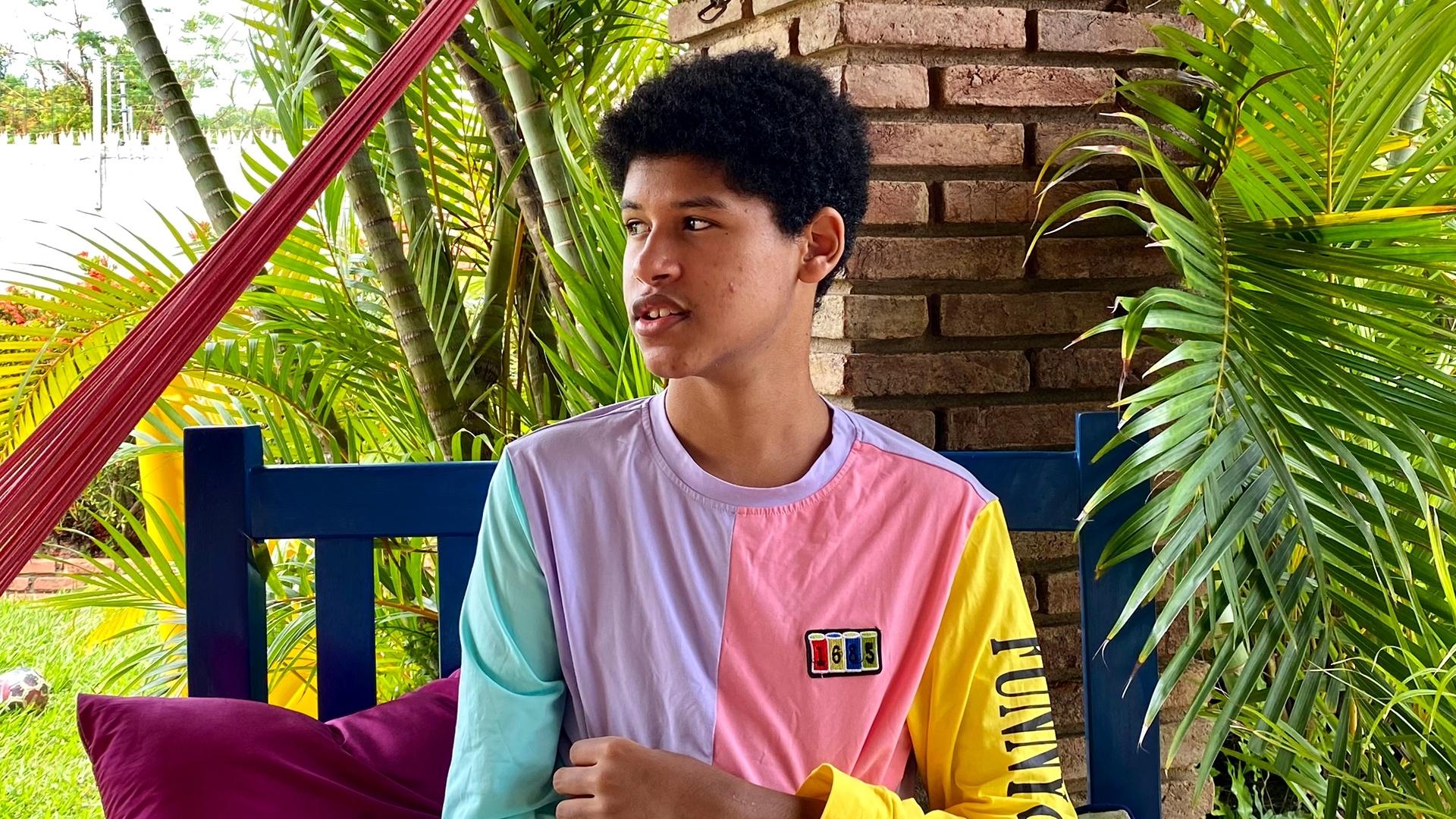 Kaique Brito viralizou aos 14 anos unindo humor e ativismo