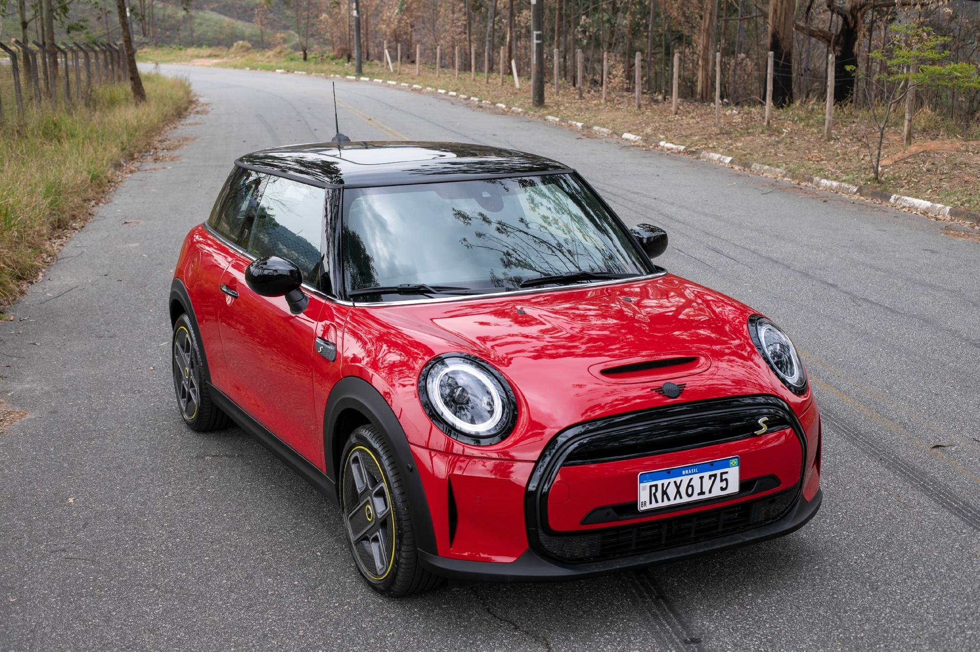 Fiat 500 e Mini Cooper: elétricos e retrôs a R$ 240 mil valem a pena?