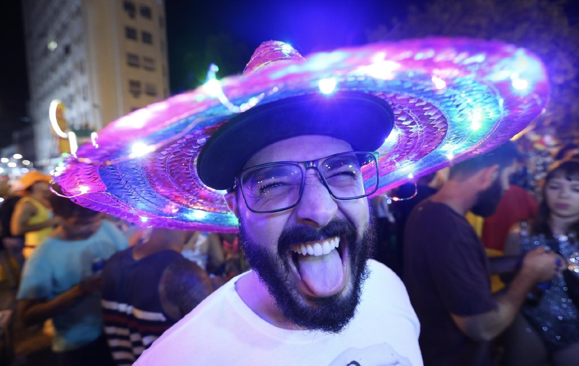 Fotos: Bloco iluminado! Foliões ostentam luzes de LED pelas ruas do Rio ...