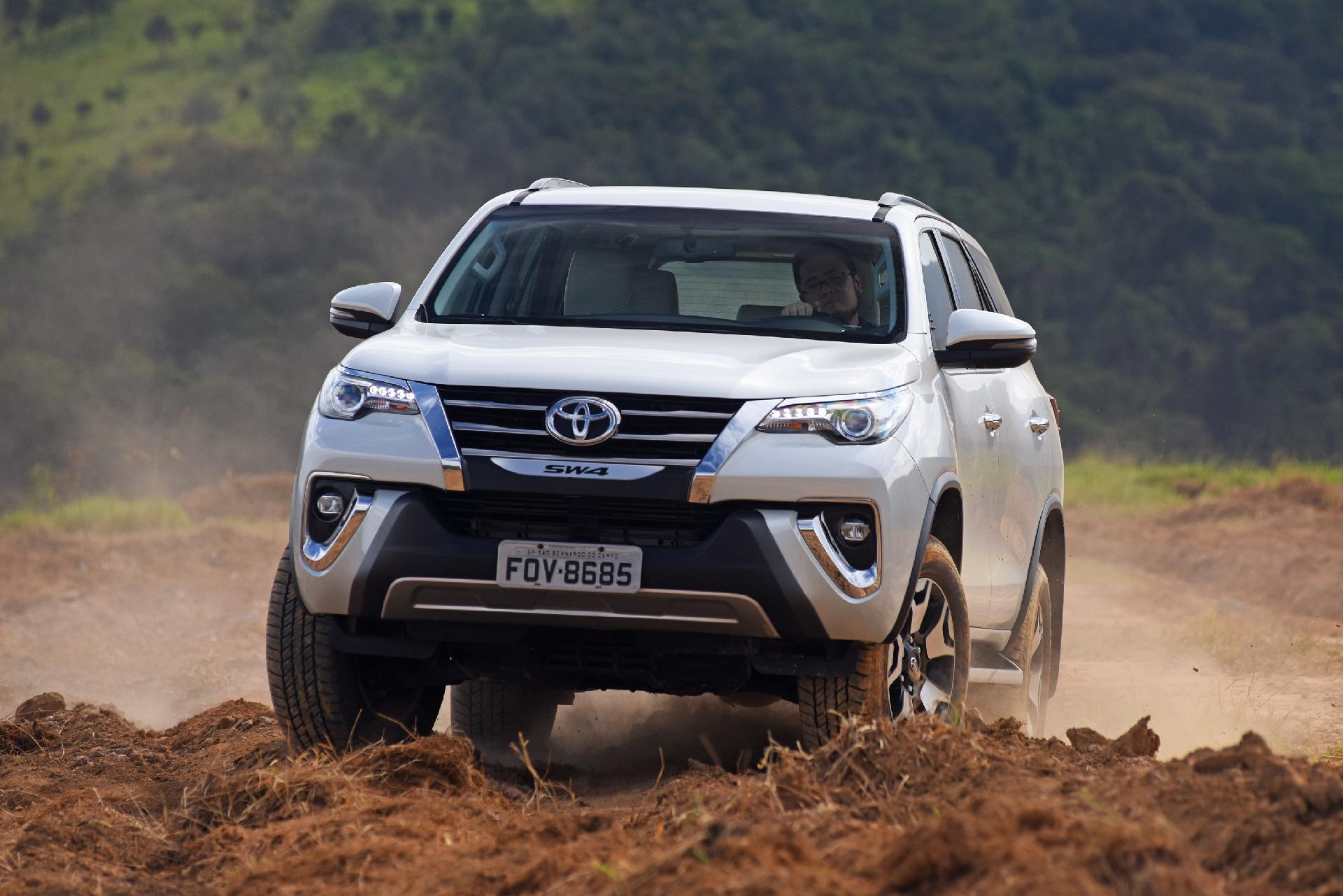 Duelo: Pajero Sport encara SW4 no confronto de SUVs "raiz" para 7 ...