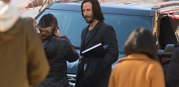 'Matrix 4': Keanu Reeves volta a gravar e aparece com Neil Patrick ...