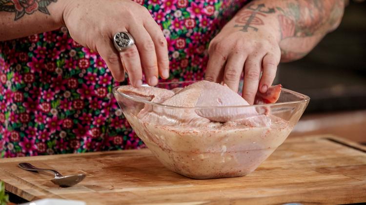 Como temperar frango e porco