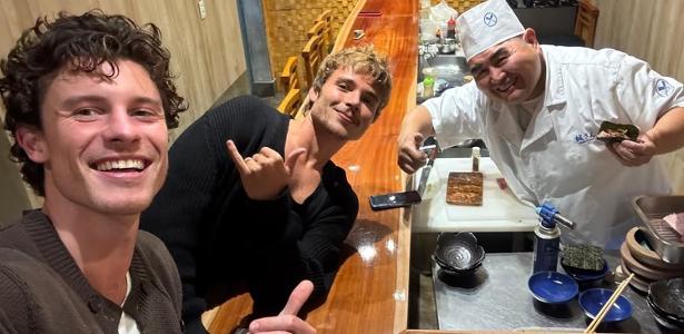 Shawn Mendes e marido de Sasha vão a restaurante japonês em SP