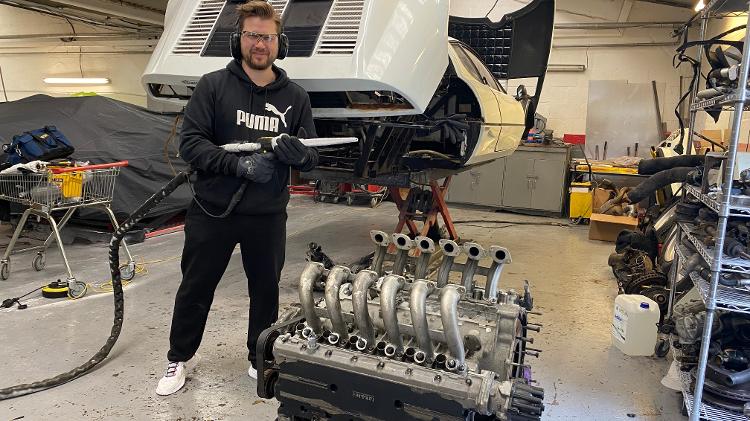 Ferrari de príncipe largada por 12 anos volta à vida com gelo seco