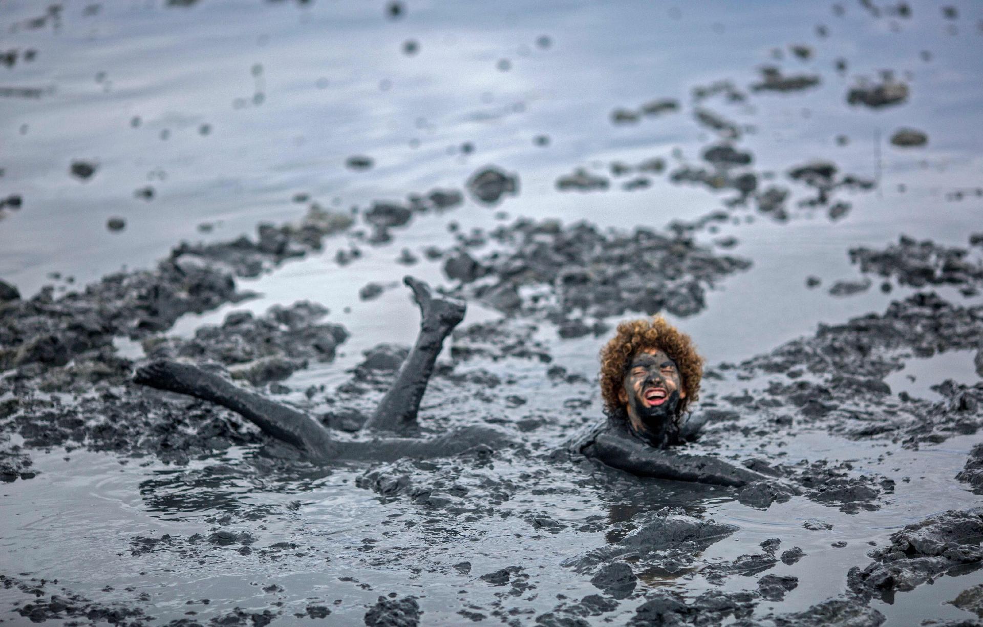 Fotos: Completamente lambuzados, foliões curtem Bloco da Lama em Paraty ...