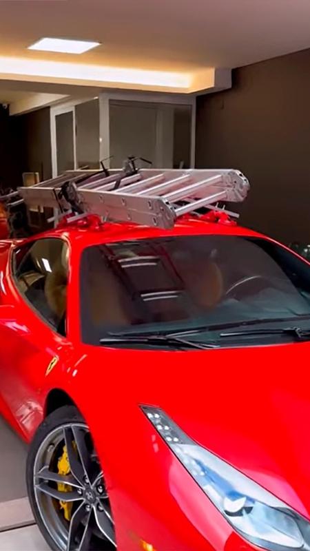 Ferrari com escada viraliza no Brasil e vira Uno que subiu na vida
