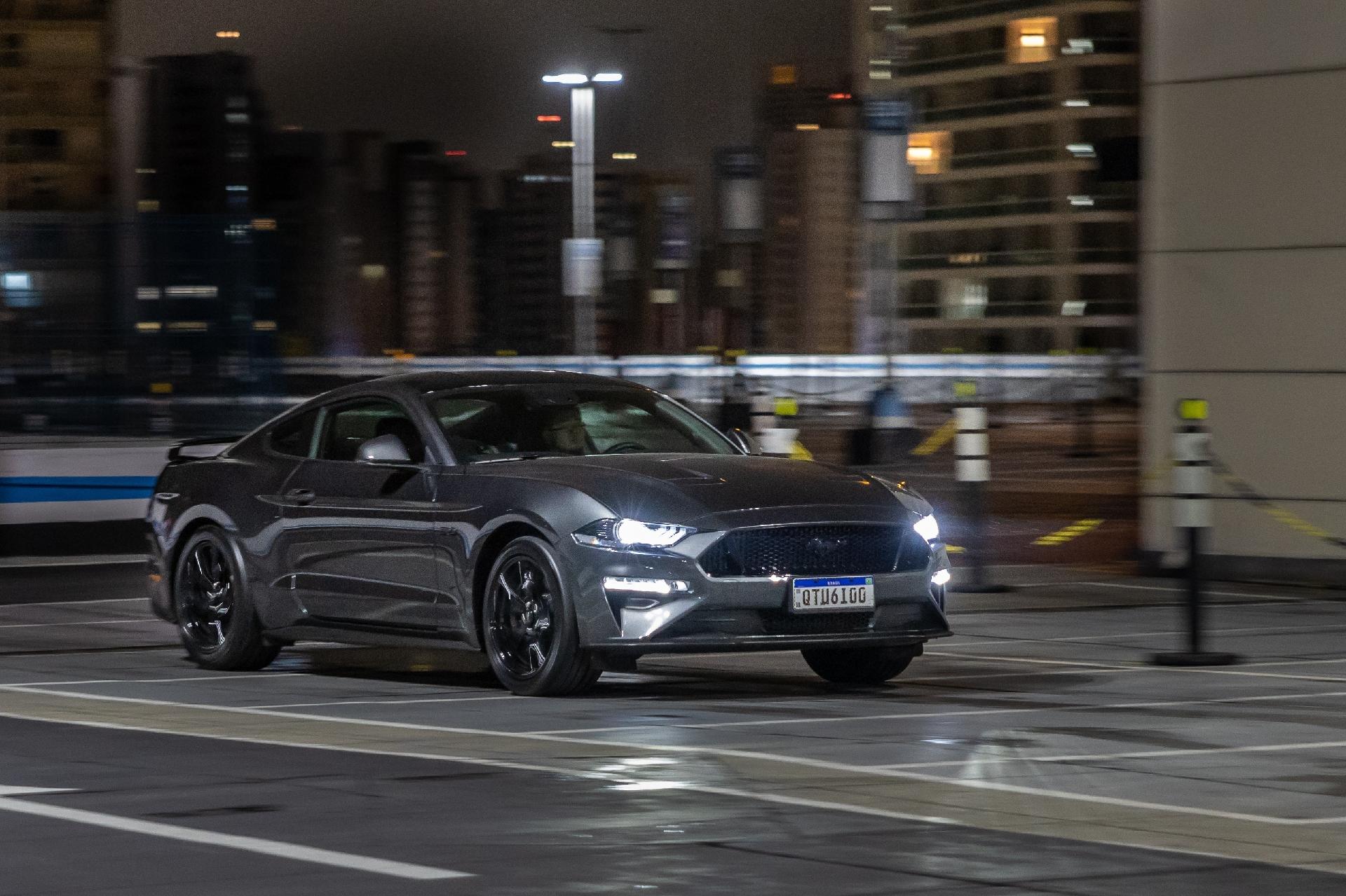 Testamos: Mustang Black Shadow alia visual sombrio com emoção dos 466 cv