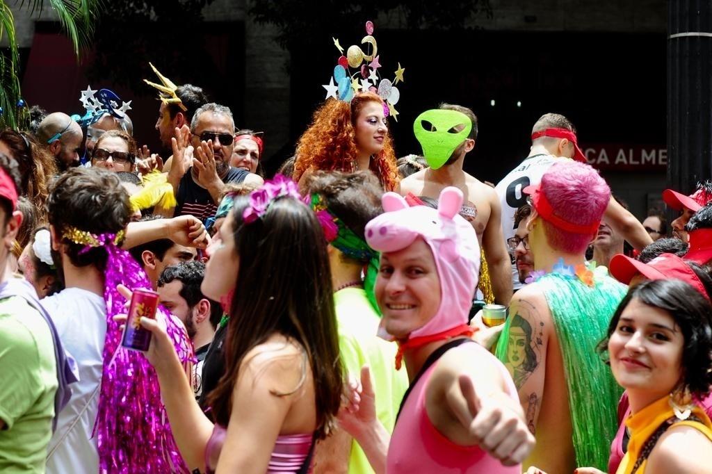 Seios à mostra e tom político marcam desfile do Tarado Ni Você - Blocos ...