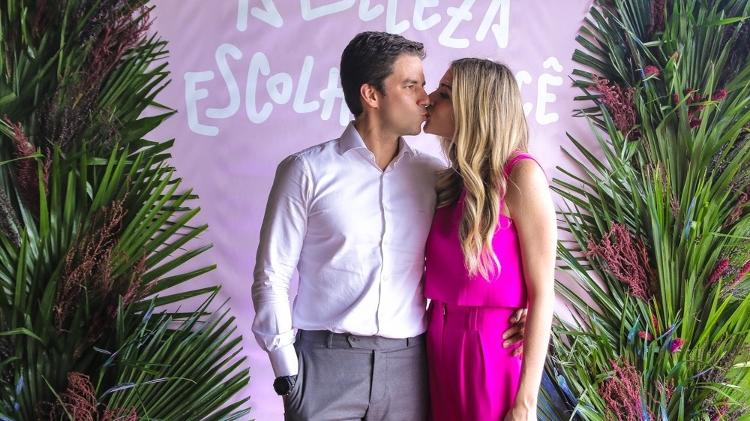Luma Costa e o marido trocam beijos durante evento em São Paulo - 27/11 ...