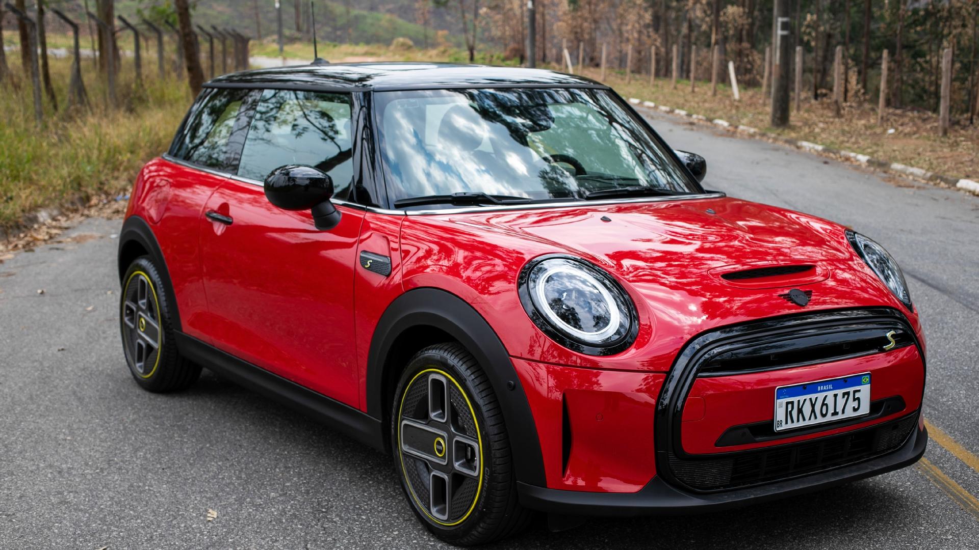 Fiat 500 e Mini Cooper: elétricos e retrôs a R$ 240 mil valem a pena?