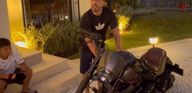 Como é a moto que Carlinhos Maia devolveu a Simone e Kaká Diniz