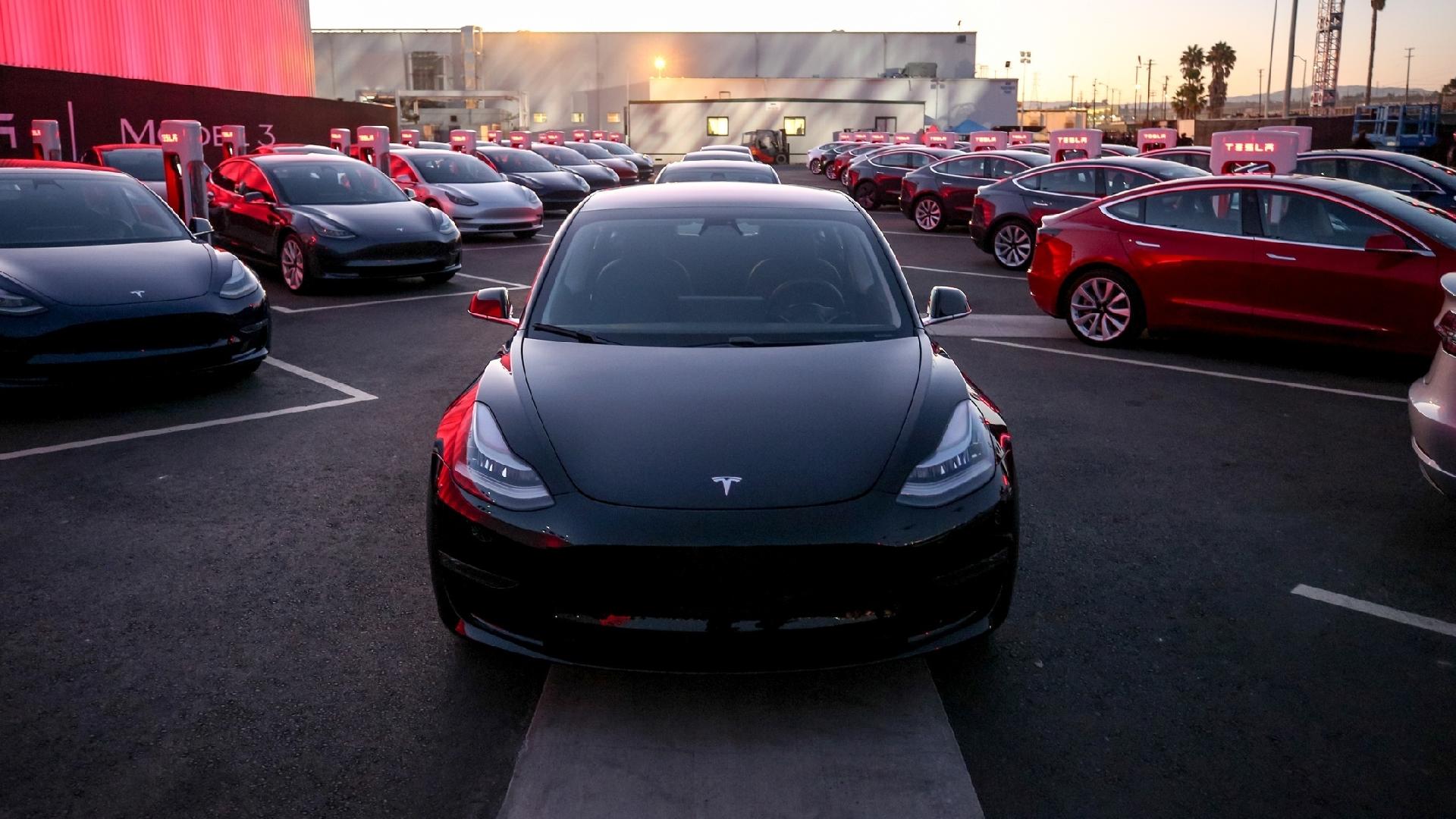 Testamos as tecnologias do Model 3 "basicão", o carro de entrada da Tesla