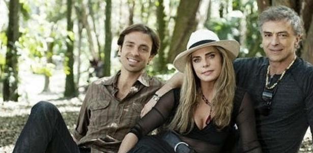 Bruna Lombardi e Carlos Riccelli posam com o filho: "Parecem irmãos ...
