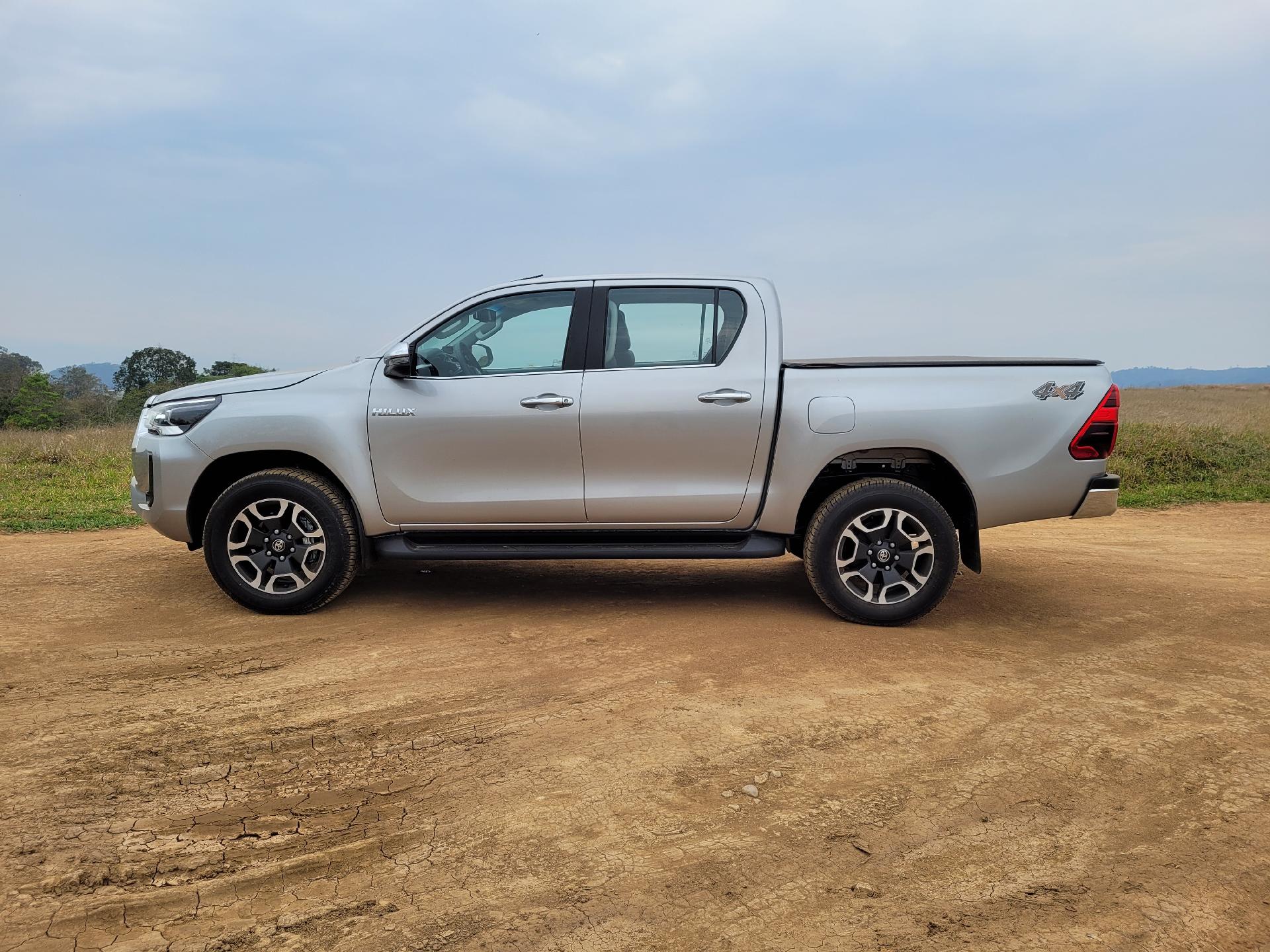 Toyota Hilux 2021 supera os 200 cv, ganha tecnologia e suspensão digna ...