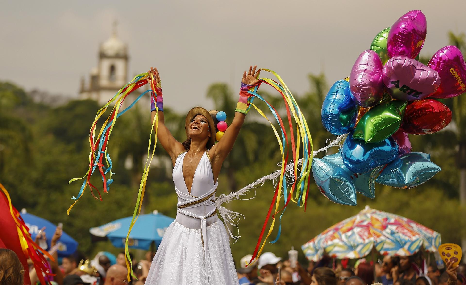 Monobloco encerra Carnaval de Rua do Rio com multidão no aterro do ...