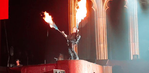 Além de pilotar avião do Iron Maiden, Bruce Dickinson agora solta fogo ...