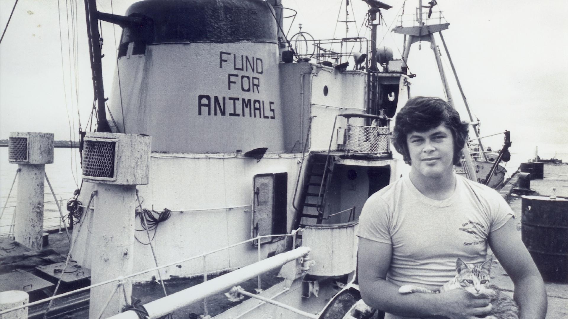 Procurado pela Interpol, Paul Watson afunda navios para salvar baleias