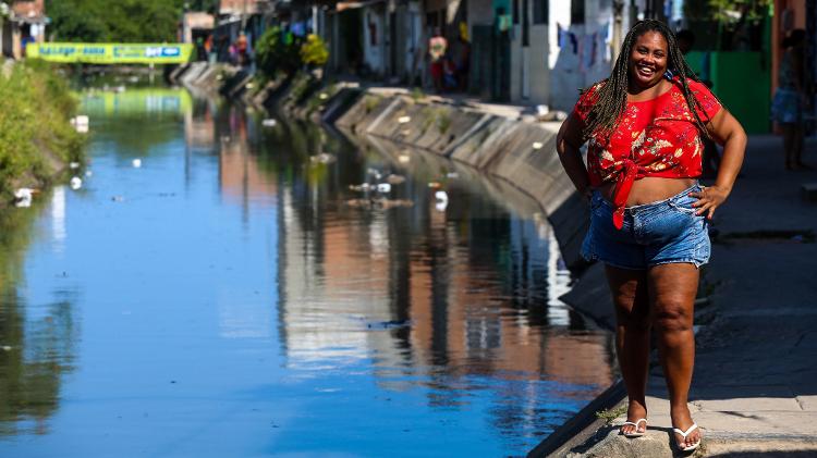 'Gorda, negra e firme': Ela largou governo para salvar famílias