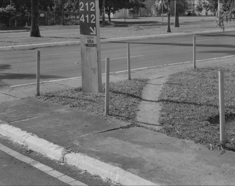Linhas de desejo: caminhos são criados por pedestres em Brasília