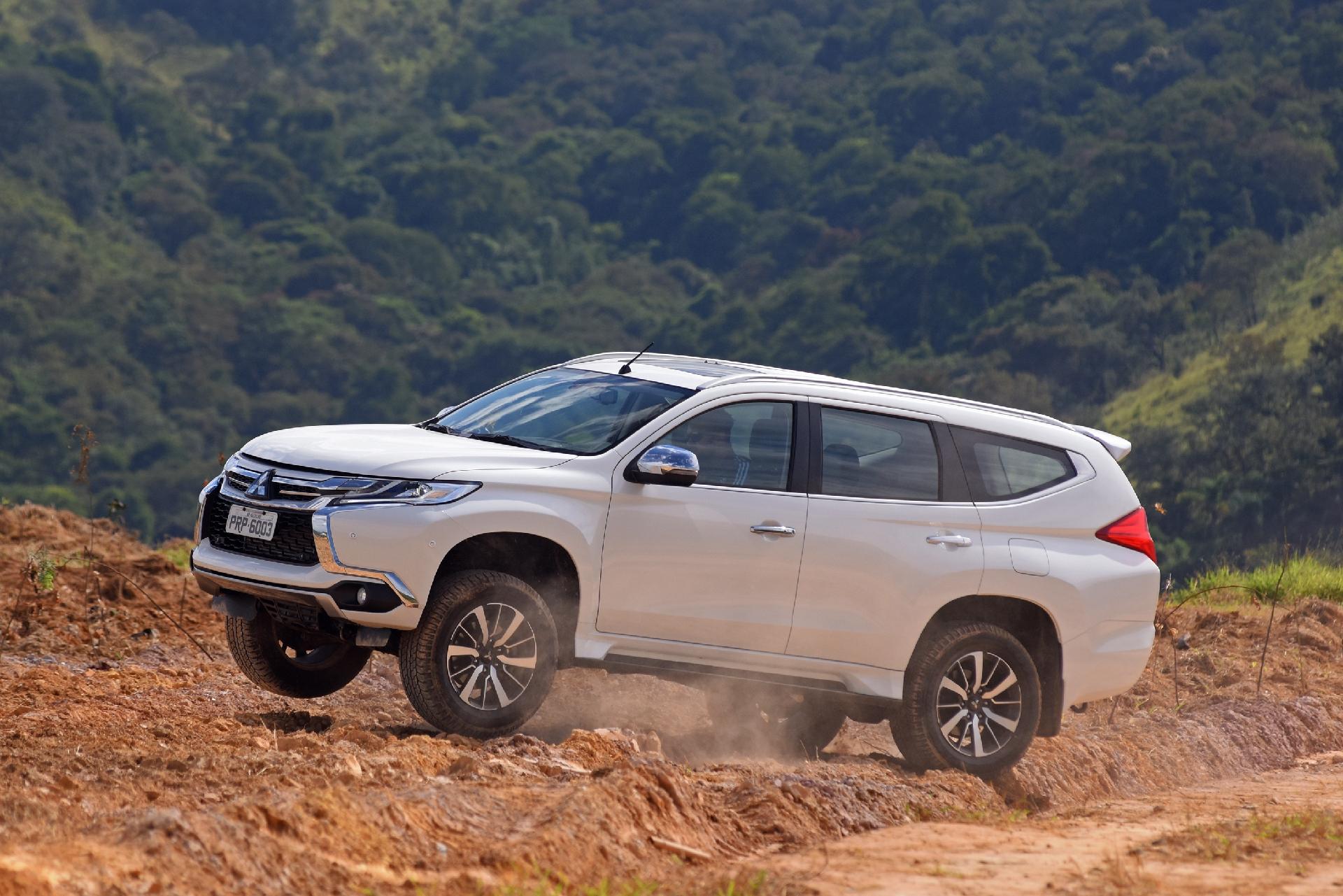 Duelo: Pajero Sport encara SW4 no confronto de SUVs "raiz" para 7 ...