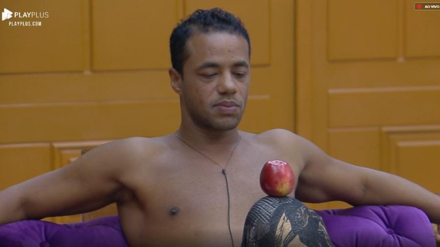 A Fazenda 2019: Phellipe Haagensen fala com maçã e diz: "Tem como ligar ...