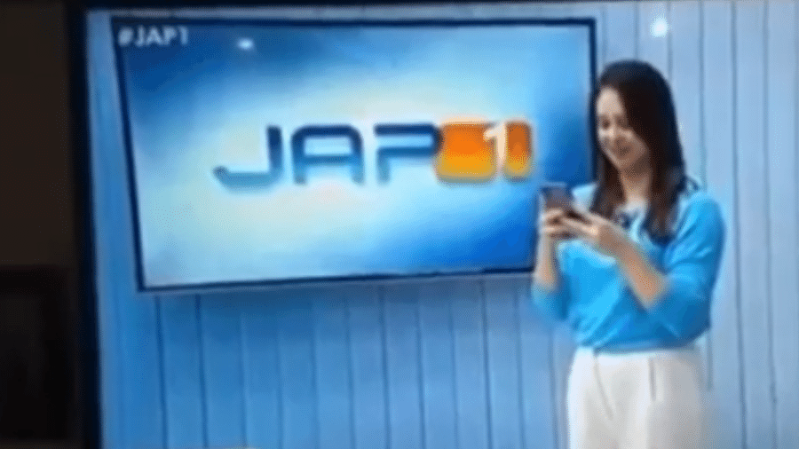 Jornalista conta fofoca de amiga ao vivo sem perceber: 'Chifre'