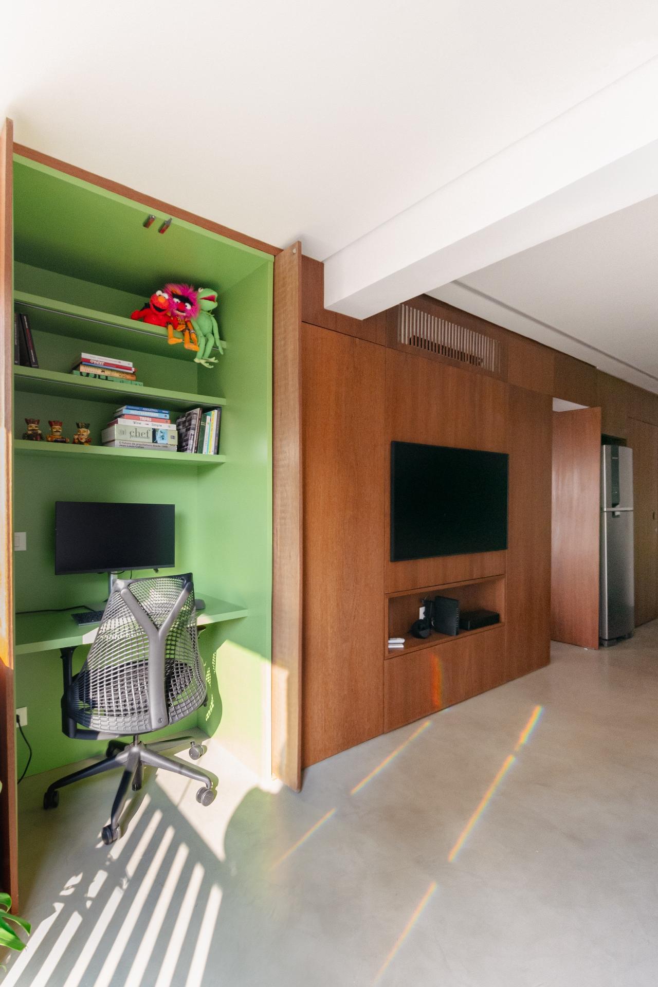 Fotos: 35 m² com home office simpático no armário: veja o trunfo deste ...