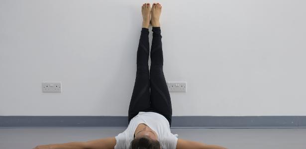 5 exercícios de pilates na parede para fazer sem sair de casa