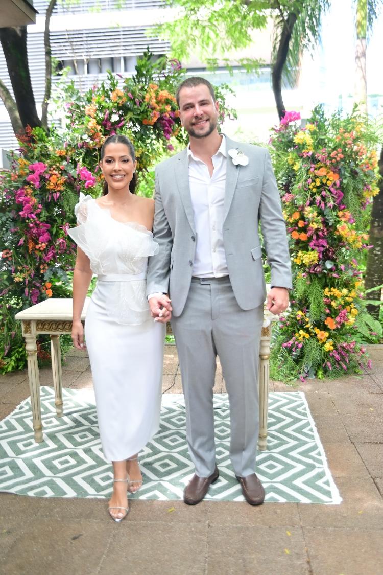 Ex-BBBs Gustavo Marsengo e Laís Caldas se casam em cerimônia intimista