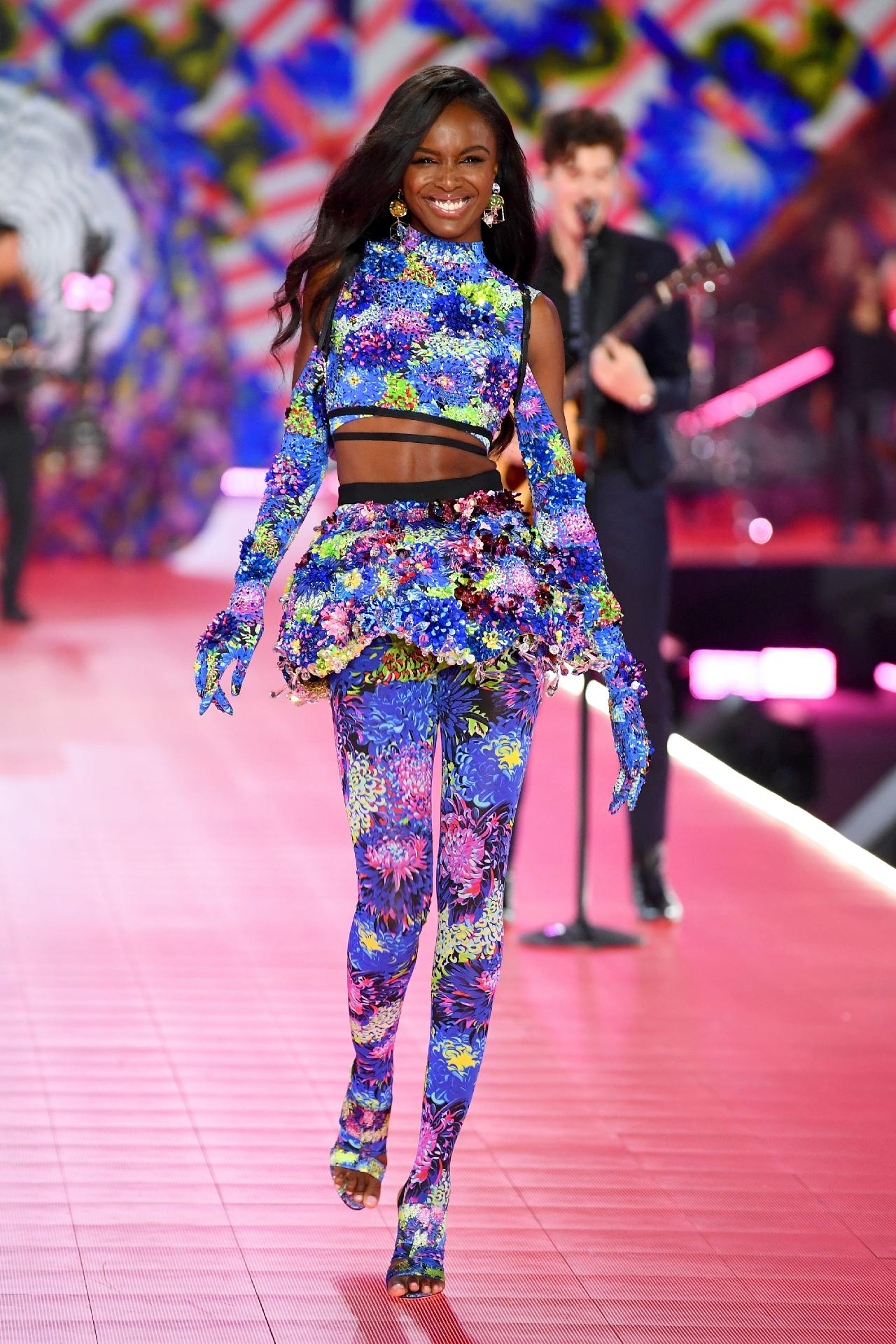 Após cantar em desfile da Victoria's Secret, Halsey ataca postura da ...