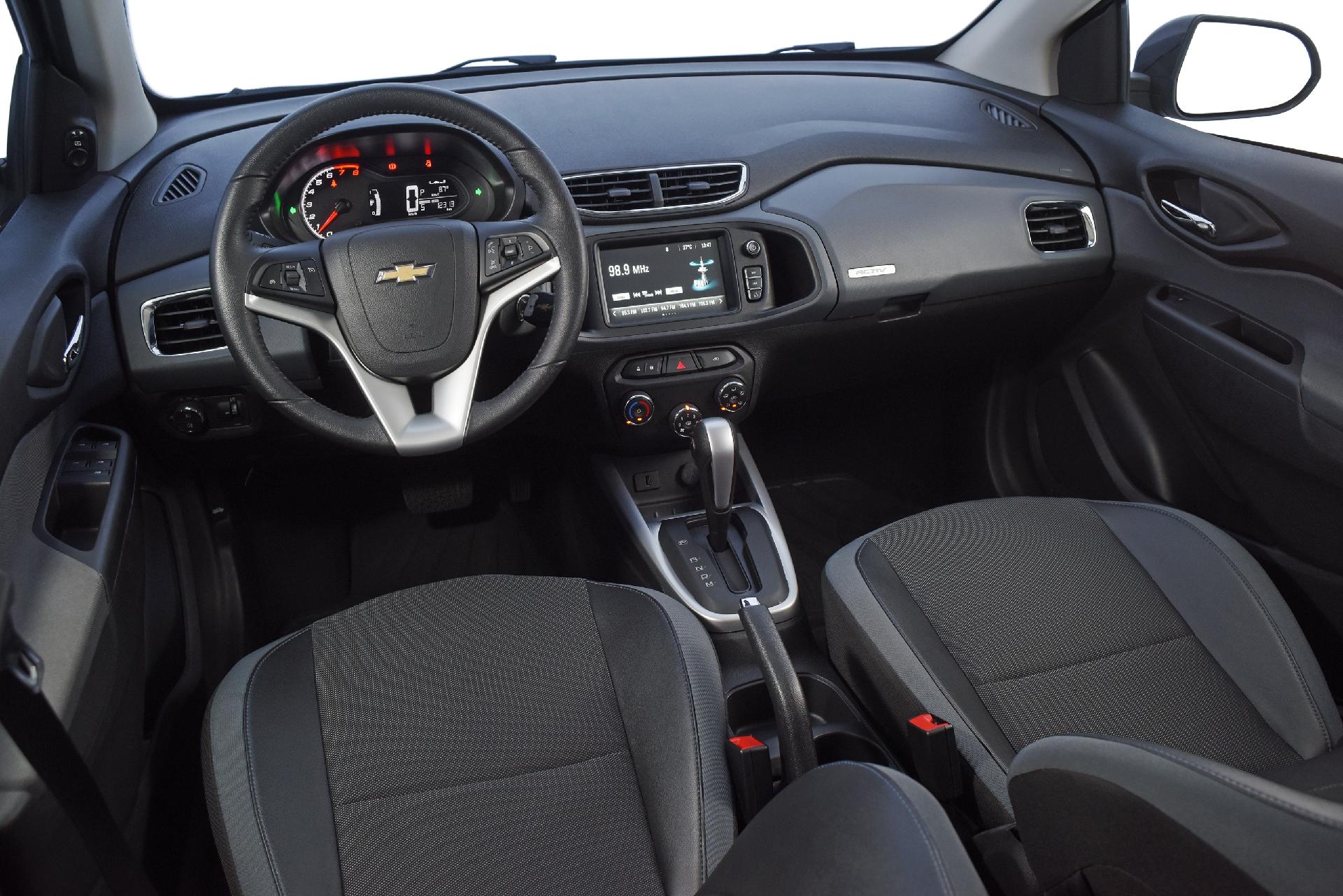 Duelo Chevrolet Onix x Renault Stepway