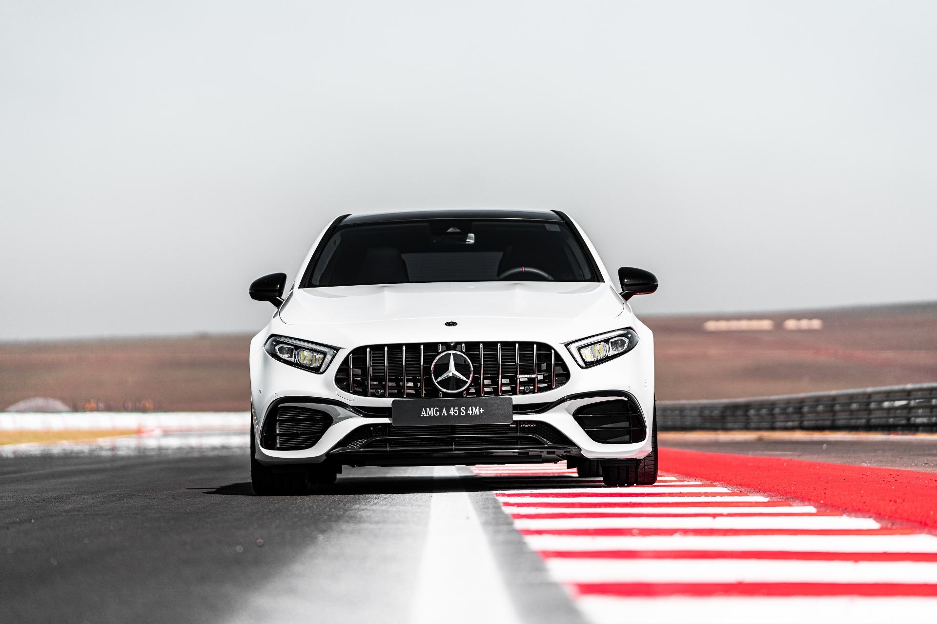 Mercedes-AMG A45 mostra porque hatches esportivos são tão legais