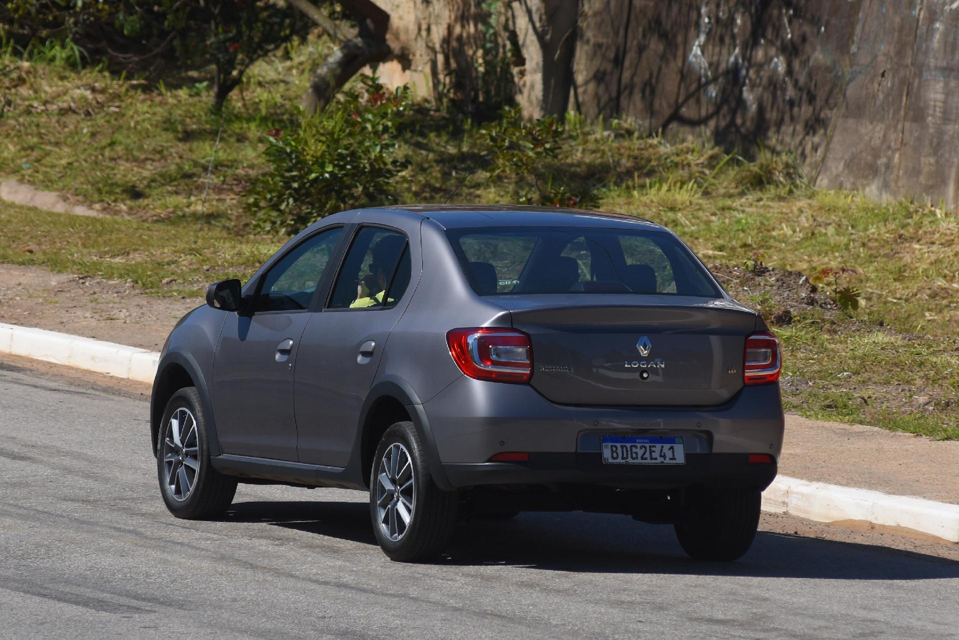 Veja como é o Renault Logan Iconic CVT