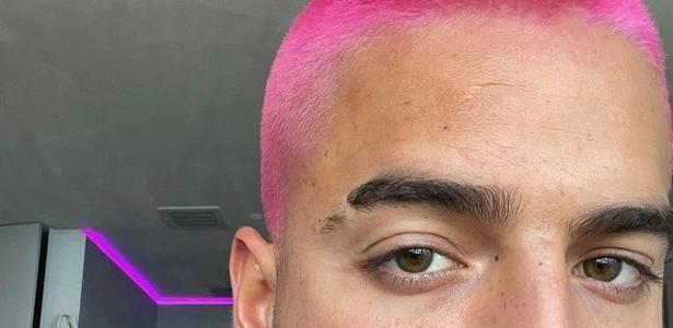 Maluma pinta os cabelos de rosa e fãs elogiam: 'Algodão-doce'