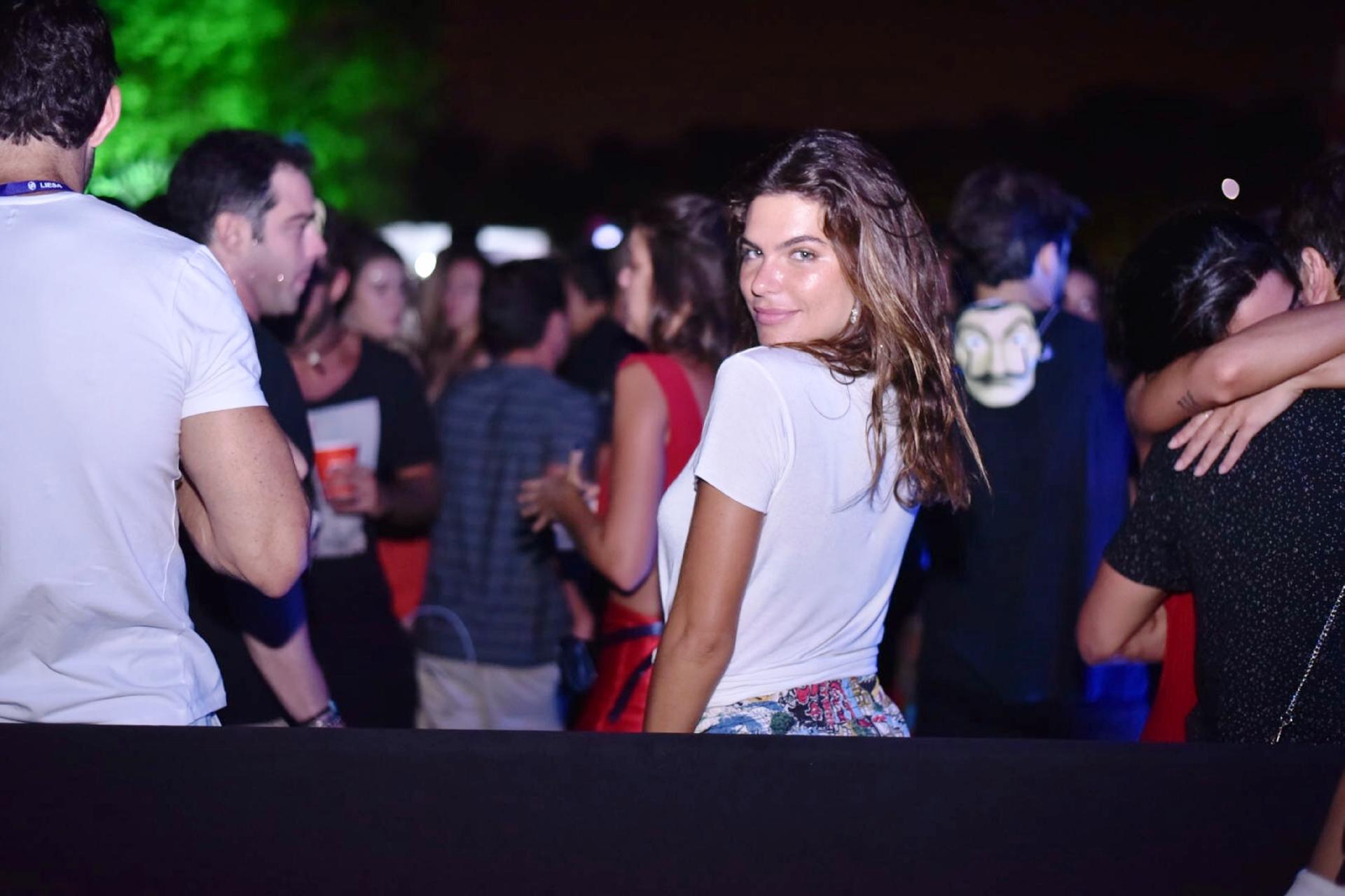 Vai, malandra! Anitta faz show surpresa e rebola muito em festa no Rio ...