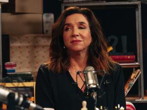 Cláudia Abreu conta para Tati Bernardi que chegou aos 50 sem crises