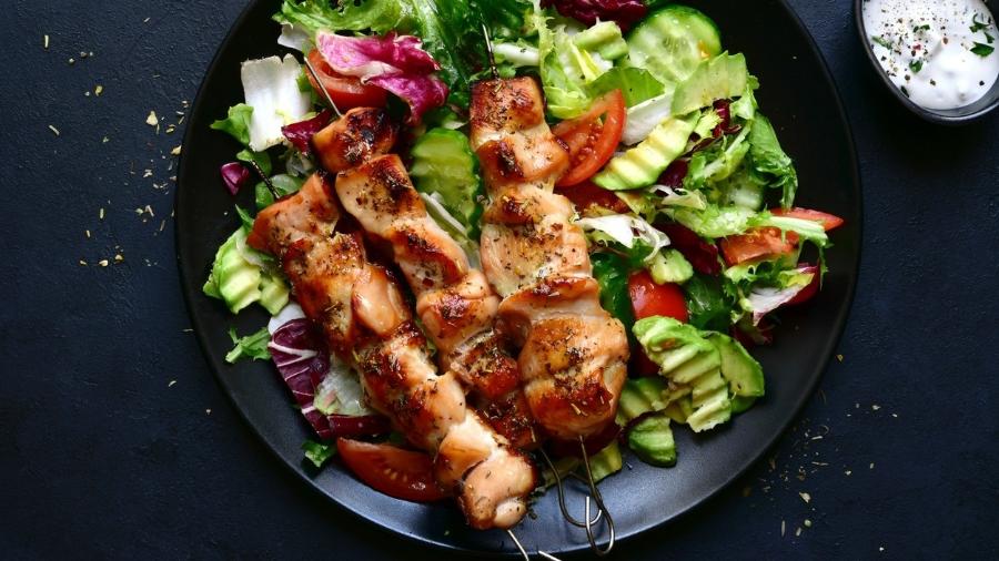 Sem ideias para jantar? Faça espetinho de frango com molho de amendoim ...
