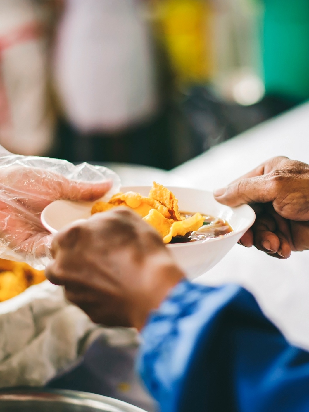 Pessoas Doando Alimentos Fome: Pessoas Vão à CEASA Em Busca De