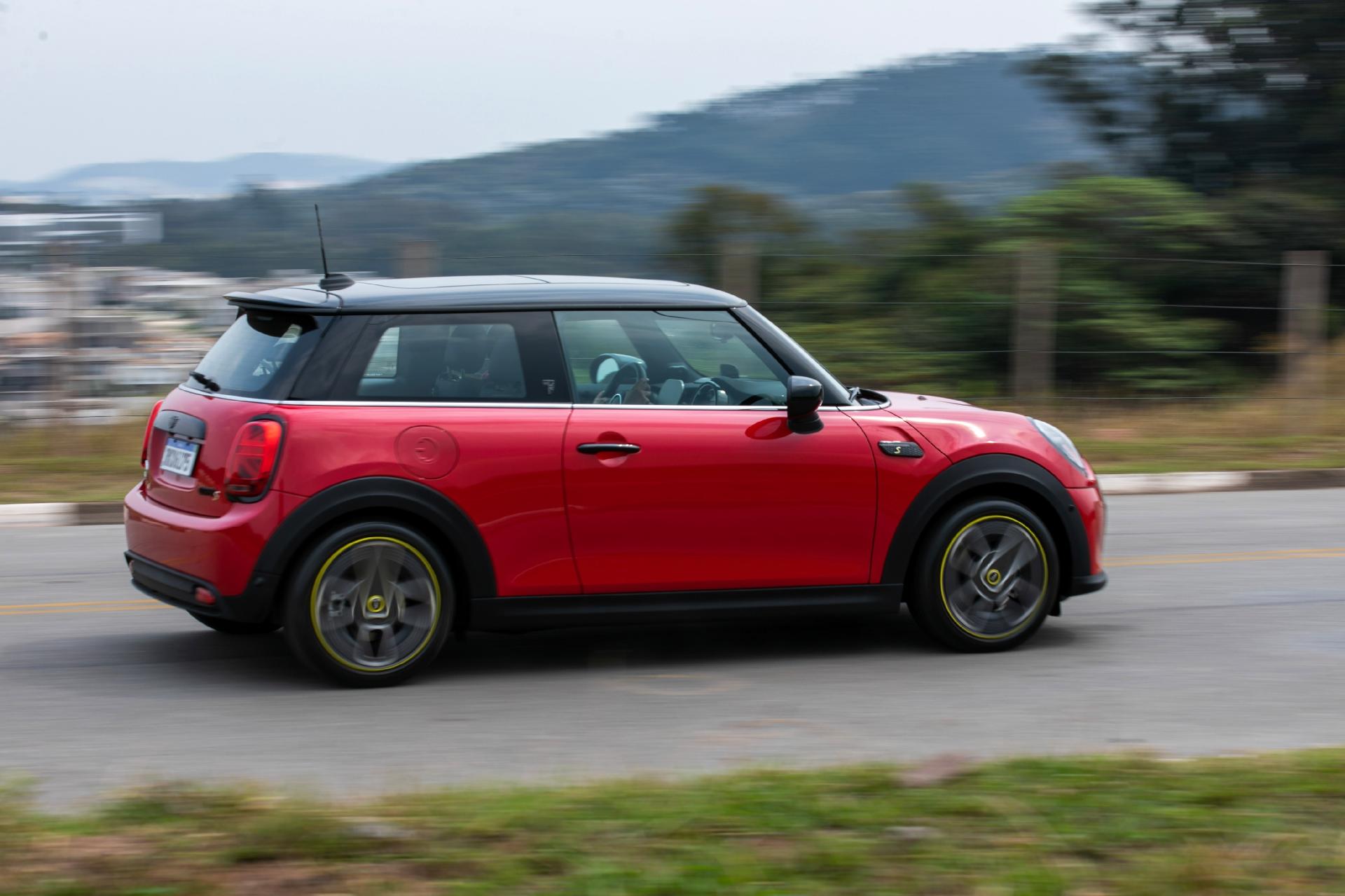 Fiat 500 e Mini Cooper: elétricos e retrôs a R$ 240 mil valem a pena?