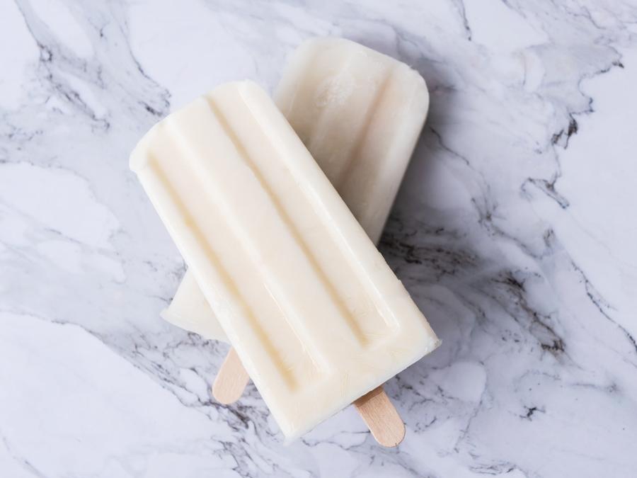 Picolé de coco caseiro com 4 ingredientes: receita natural e saudável